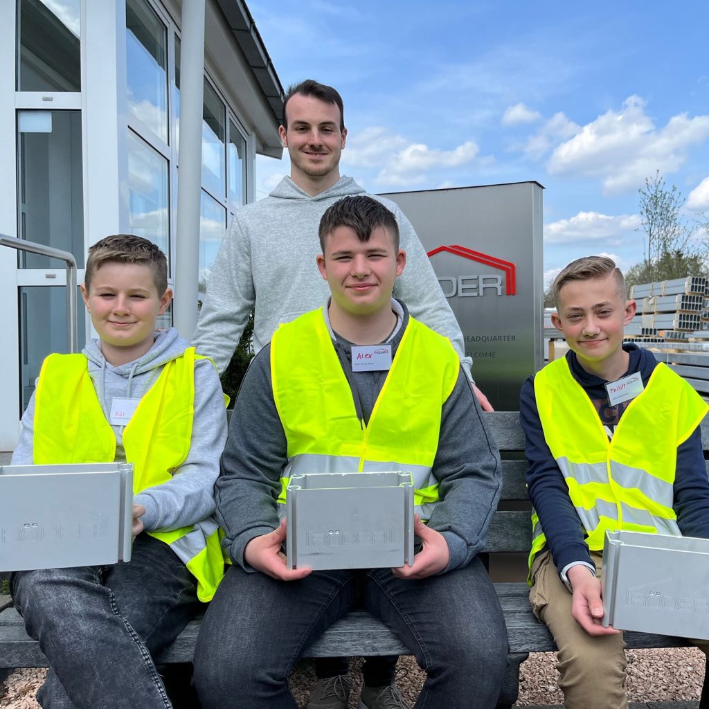Die drei Jungs hatten heute die Möglichkeit, in alle RÖDER Abteilungen ...